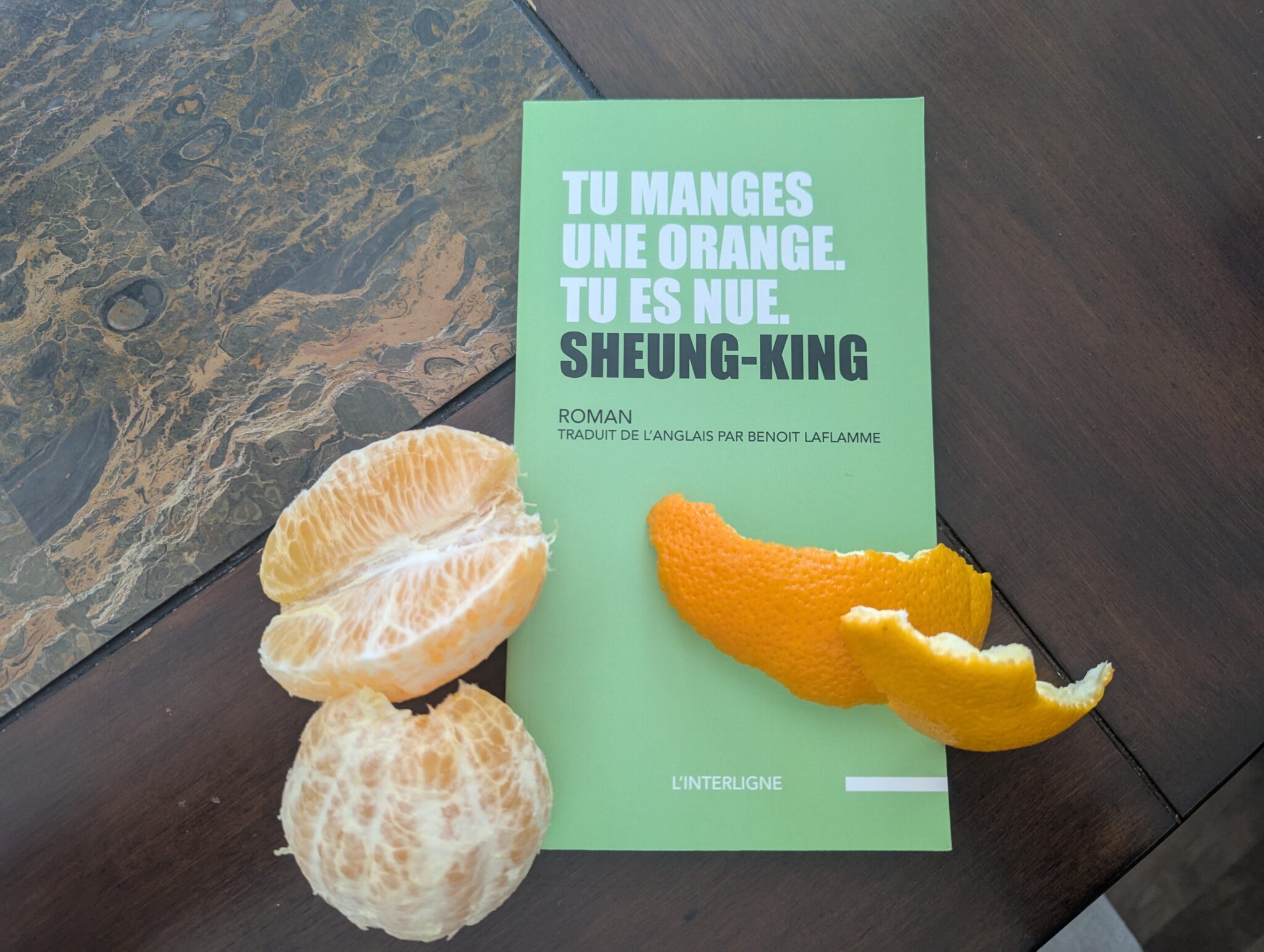 Tu manges une orange. Tu es nue. – Page par Page